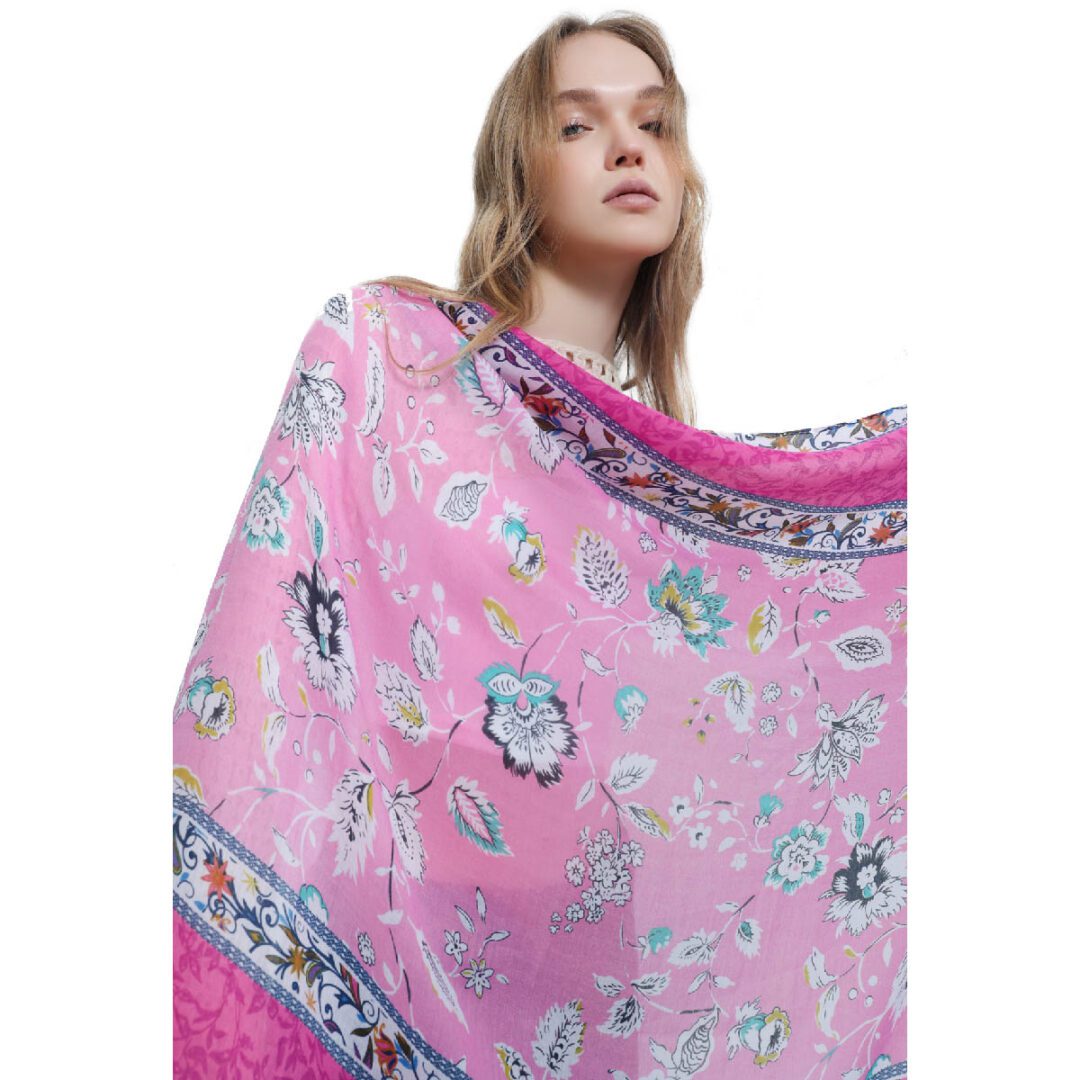 Scarf Hobbs Effortlessly Combines Classic Design And Fashion